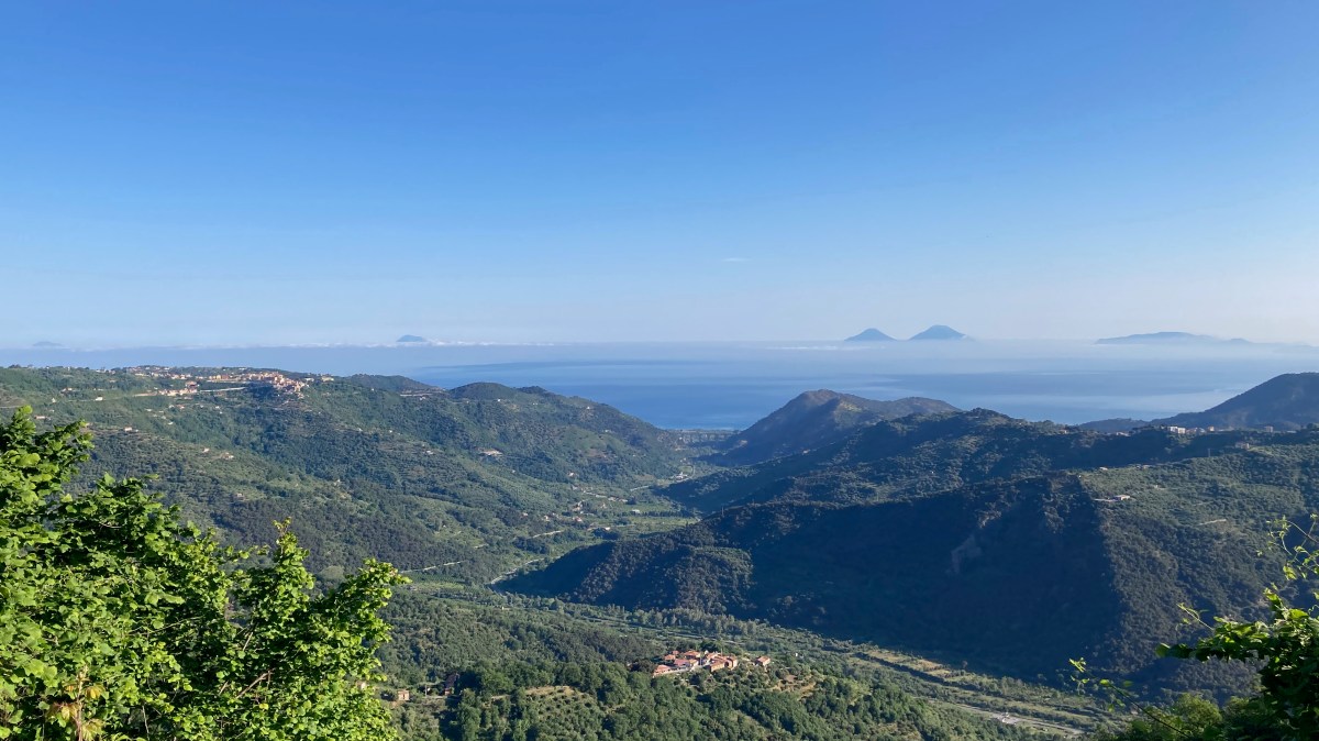 Naso, un promontoire devant les îles éoliennes et l’Etna – Mille tableaux